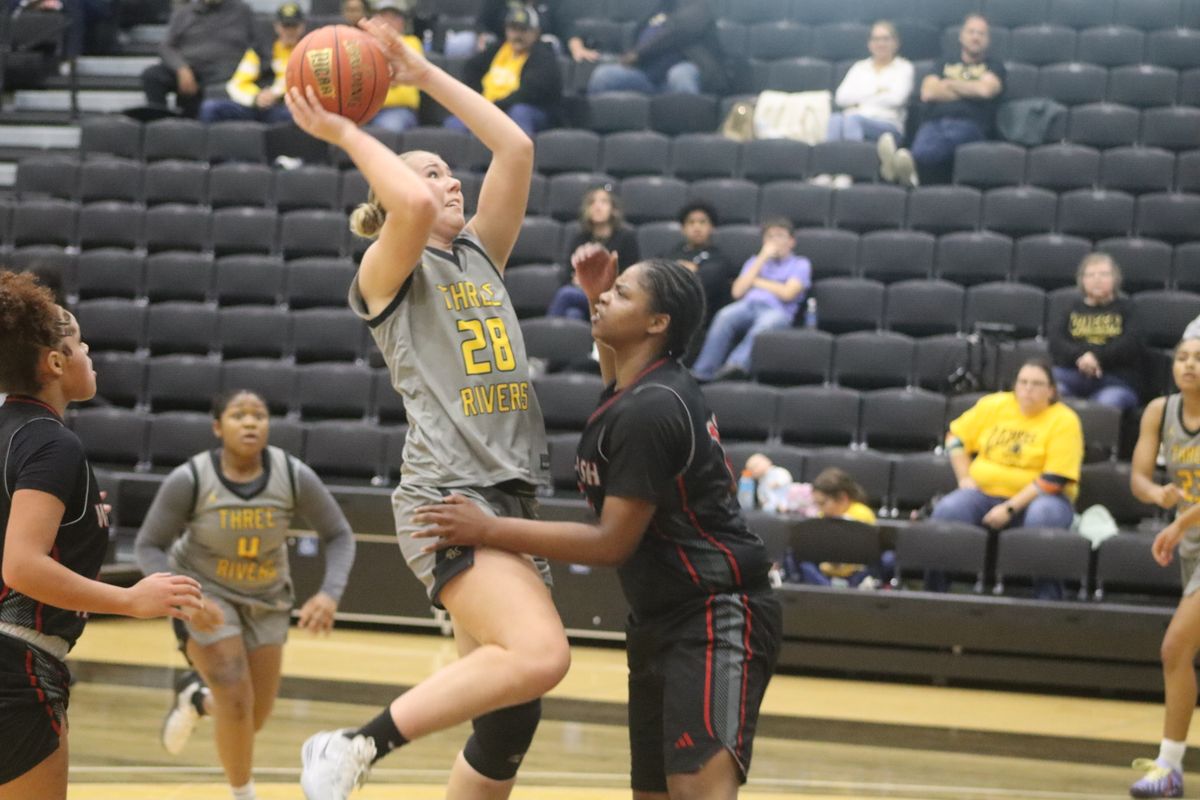 Lady Raiders dominate Warriors, 102-53