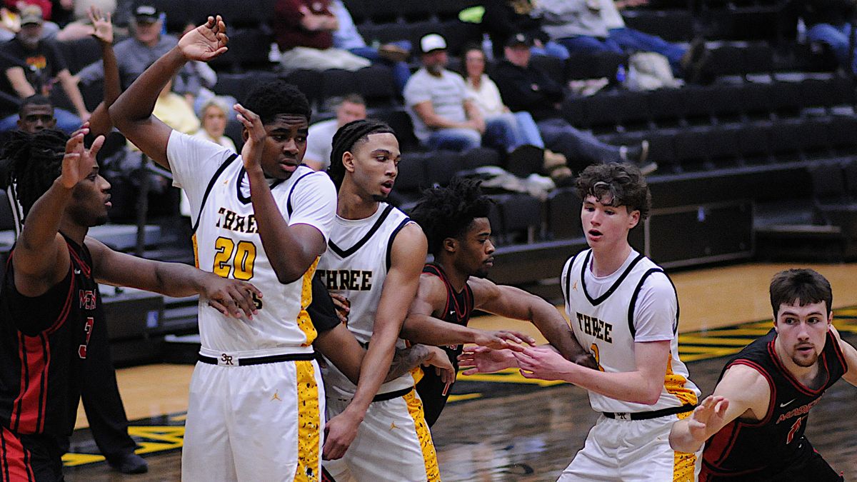 Raiders off to 2-0 start in region play