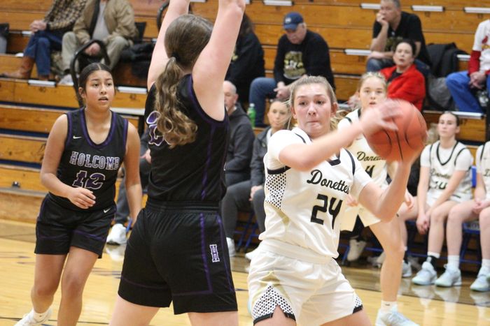 Lockdown defense lifts Donettes to second round of LRCC