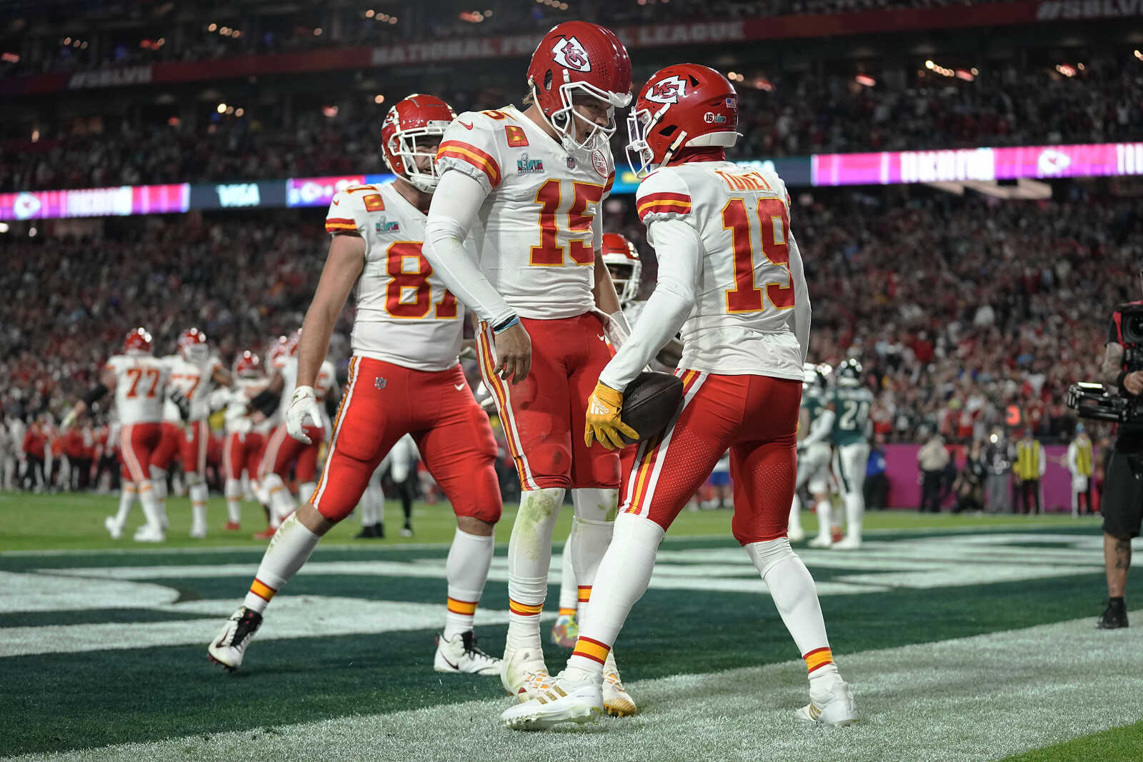 Super Bowl magic: Mahomes, Chiefs beat Eagles 38-35