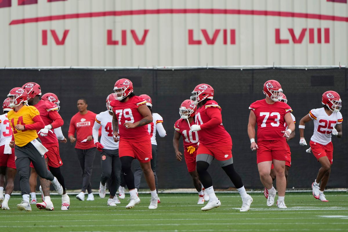 Tight end Travis Kelce, franchised guard Trey Smith attend Chiefs mini...