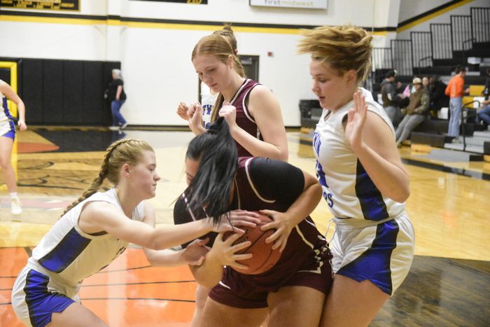 Willow Springs outlasts Twin Rivers 43-41 for the Lady Dawg Classic Ch...