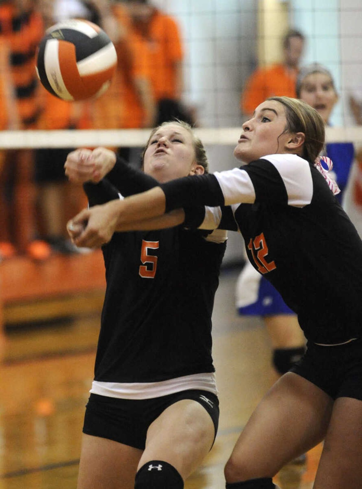 Advance vs. Leopold volleyball