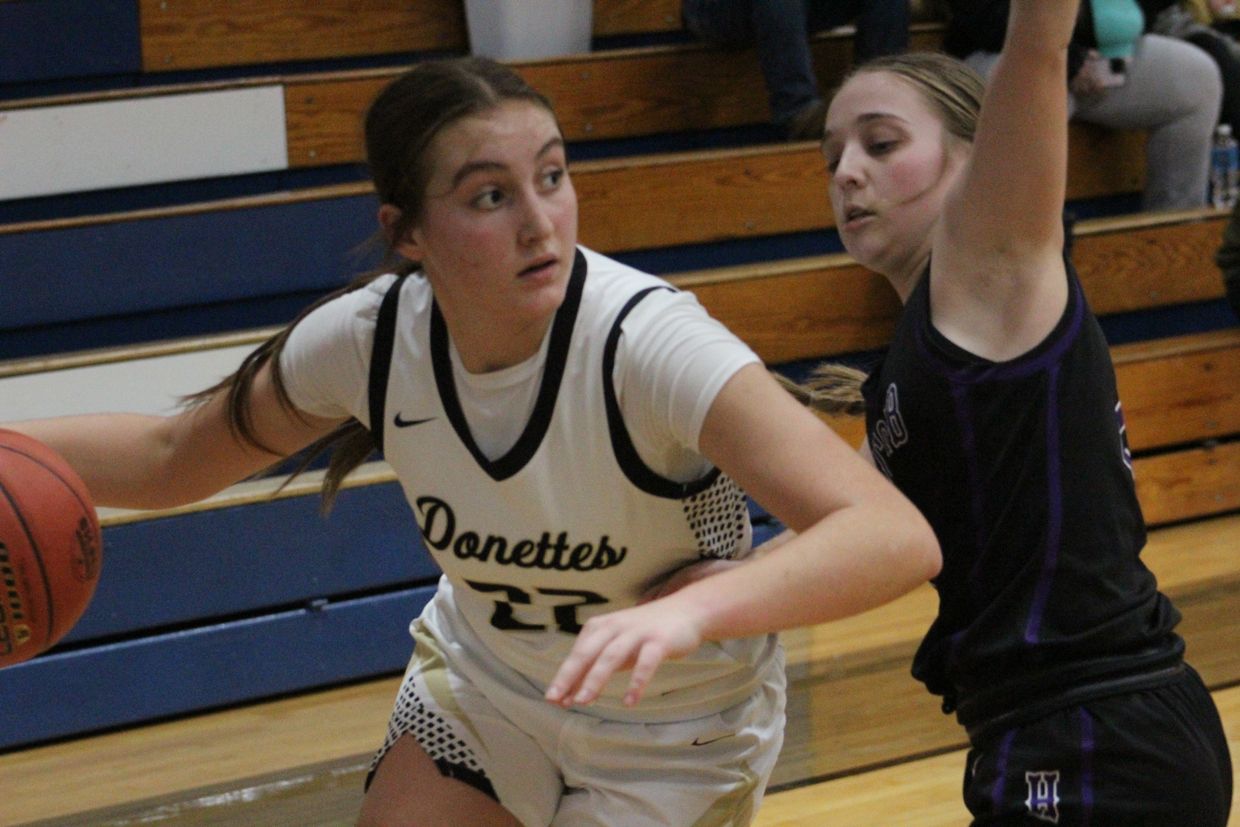 Lockdown defense lifts Donettes to second round of LRCC