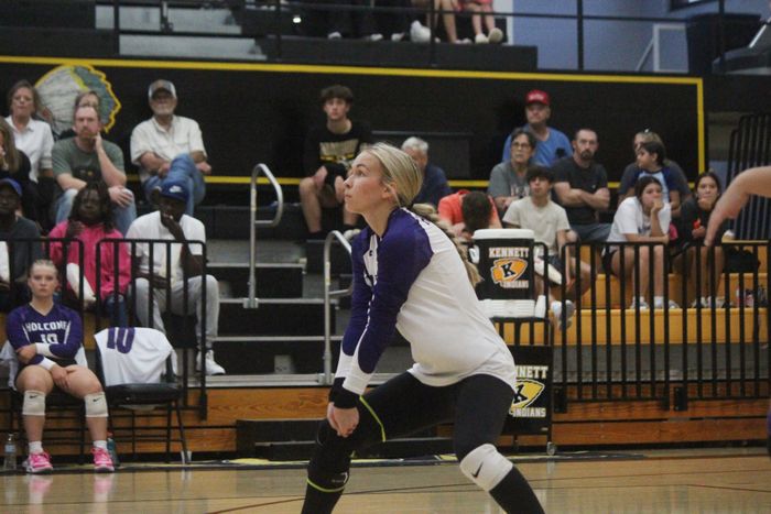 Kennett rallies past Holcomb in four sets
