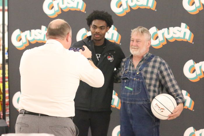 PJ Farmer visits Sikeston’s Food Giant during Crush appearan...