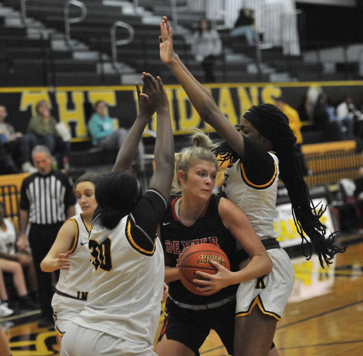 Dexter jumps on tired Kennett quickly in SEMO Tourney W