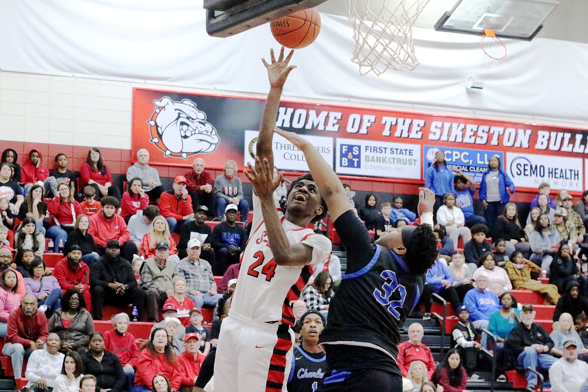 Second-quarter squeeze turns rivalry game in Sikeston’s favor