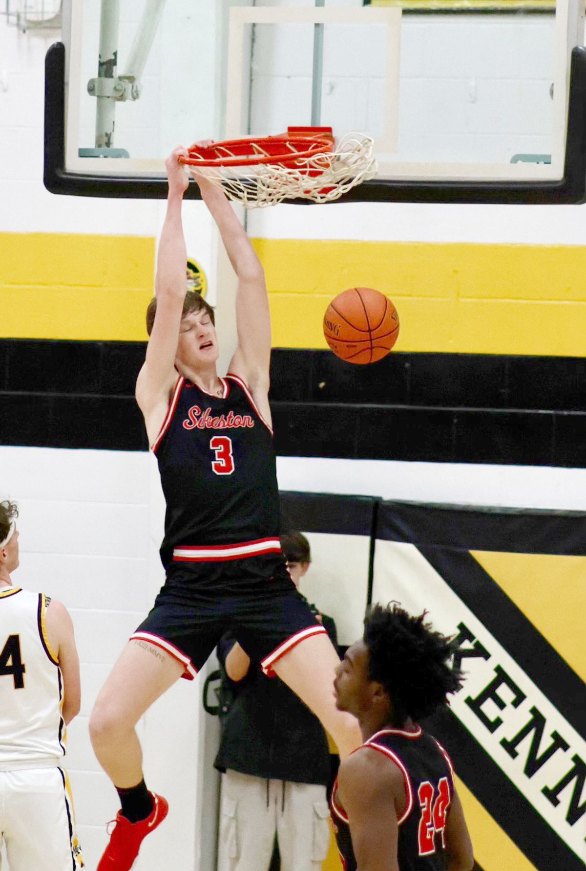 Fast start propels Sikeston over Kennett, 95-52
