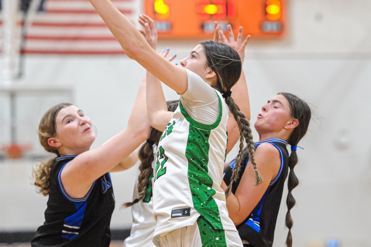 Bunker survives Oak Ridge girls' early frenzy, advancing to district f...