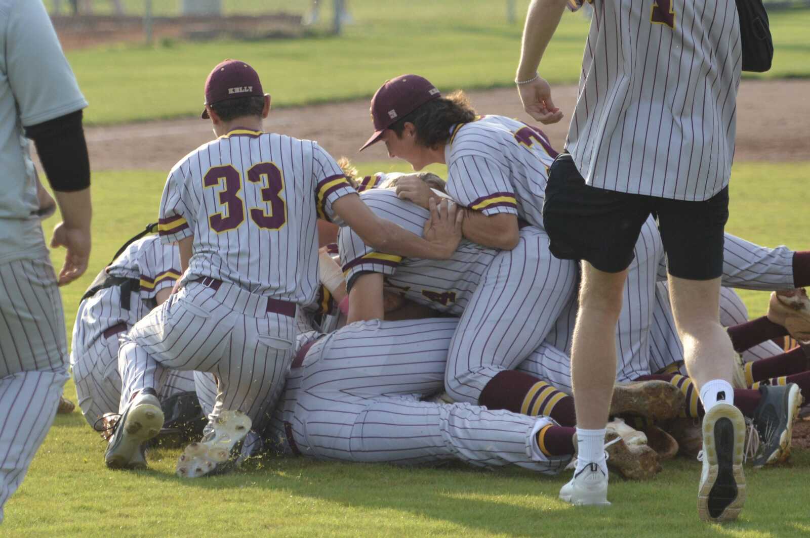 C3D2: Kelly stuns Scott City behind dominating start from Ross Peters