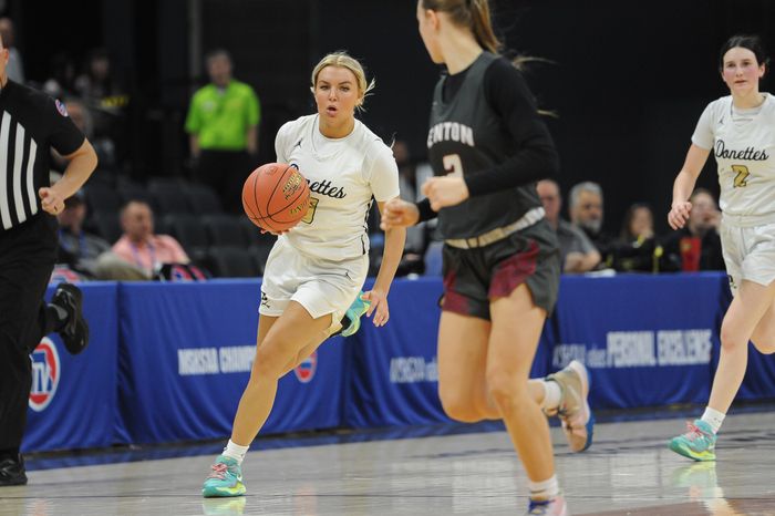 Doniphan’s golden moment arrives, downing Benton for first title in sc...