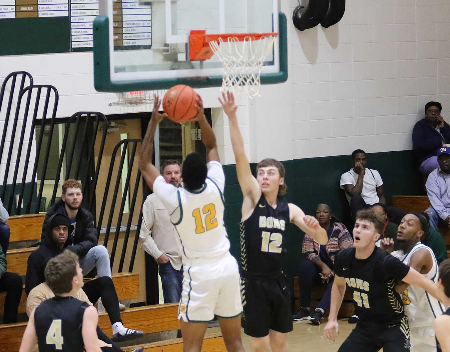 Doniphan boys hold on to edge Malden by bucket