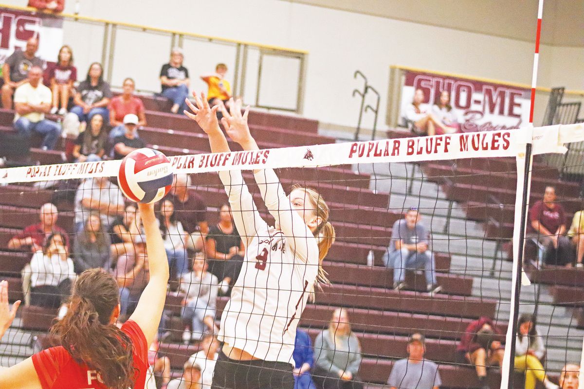Mules sweep Warriors in volleyball match