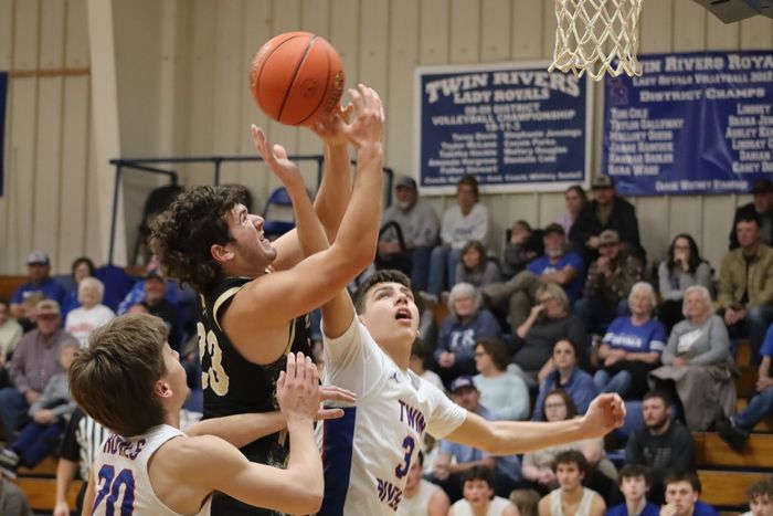 Dons come out on top in defensive battle with Twin Rivers