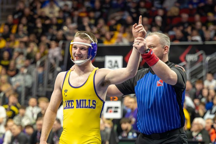 Brandenburg wins state title and breaks school win record