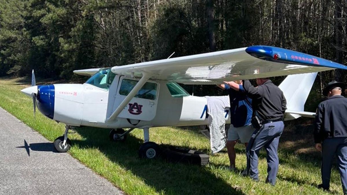 Plane makes emergency landing on Interstate 185