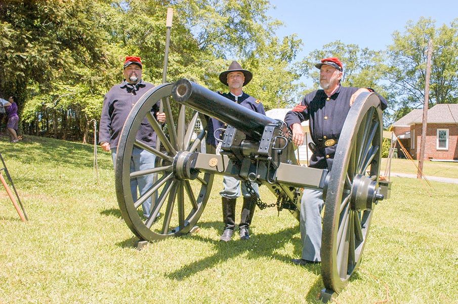 Crowds gather to relive the battle of Fort Tyler