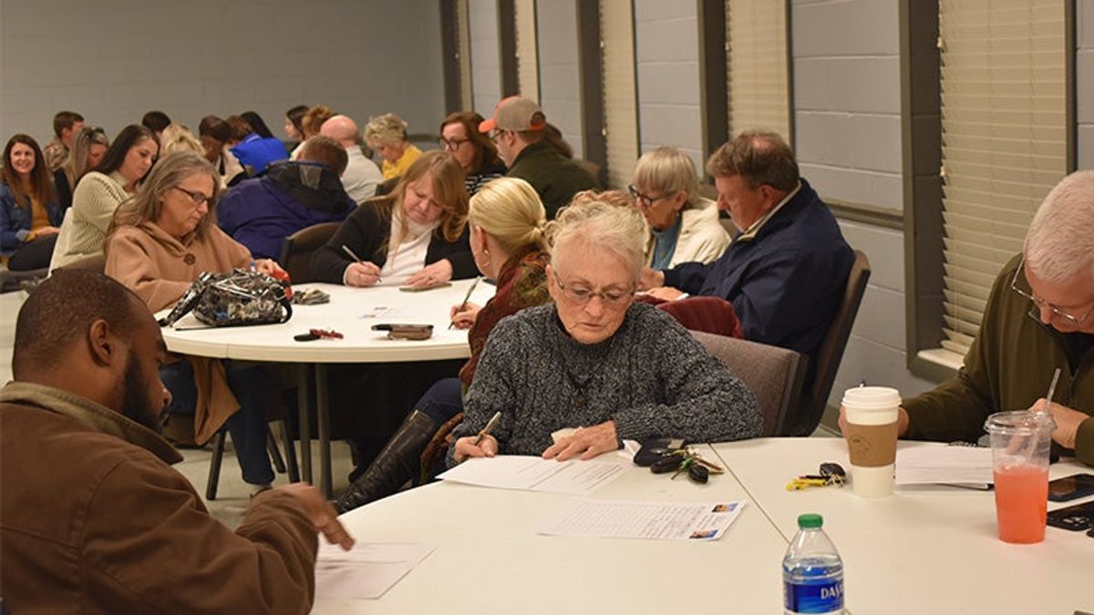 LaFayette citizens join Main Street Alabama representatives to talk ab...