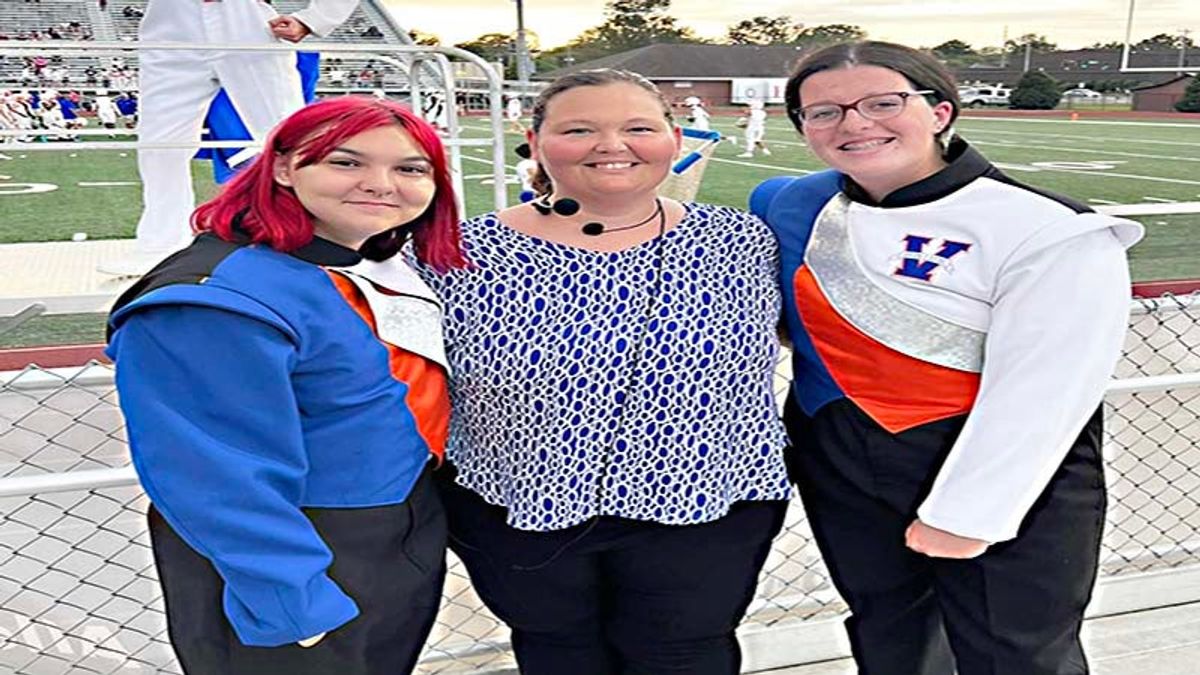 Two VHS band members perform alongside Auburn University Mar...