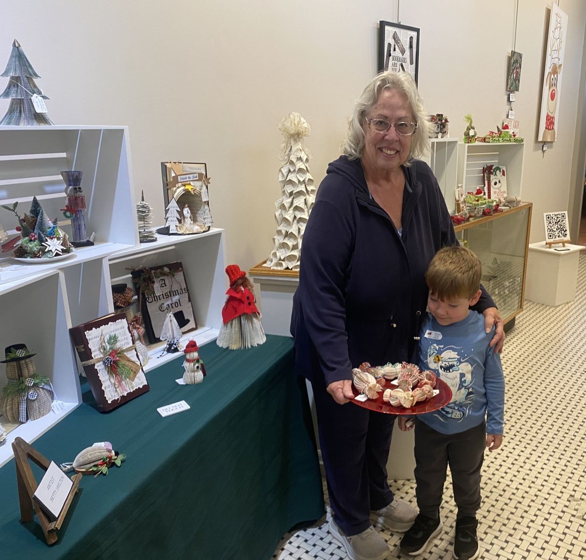 Bloomfield artist transforms books into holiday art for Sikeston Depot...