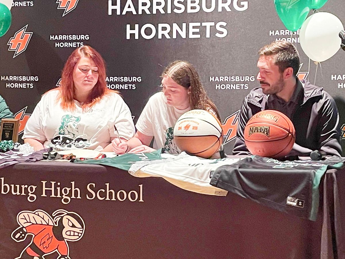 Green signs to play basketball with CRC