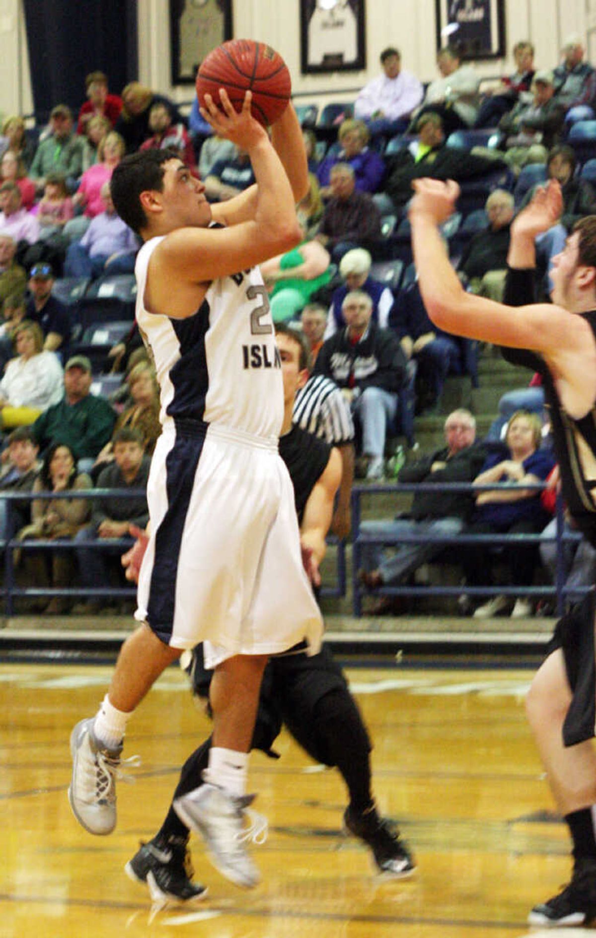 Mustang seniors lead BIC past Manila