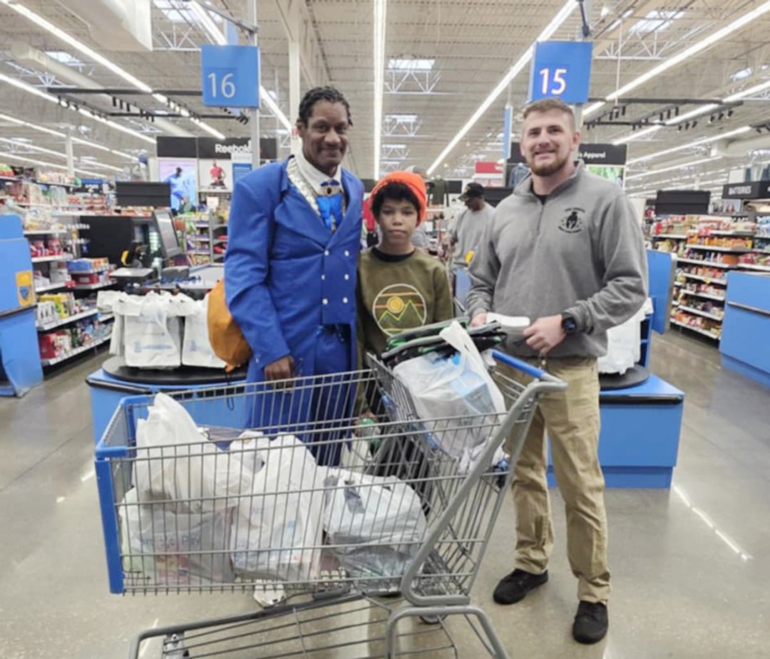 Blytheville kids fill holiday carts as police host "Shop With A Cop"