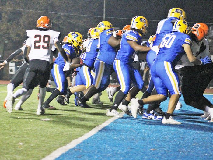 Warren holds off Gosnell rally to advance