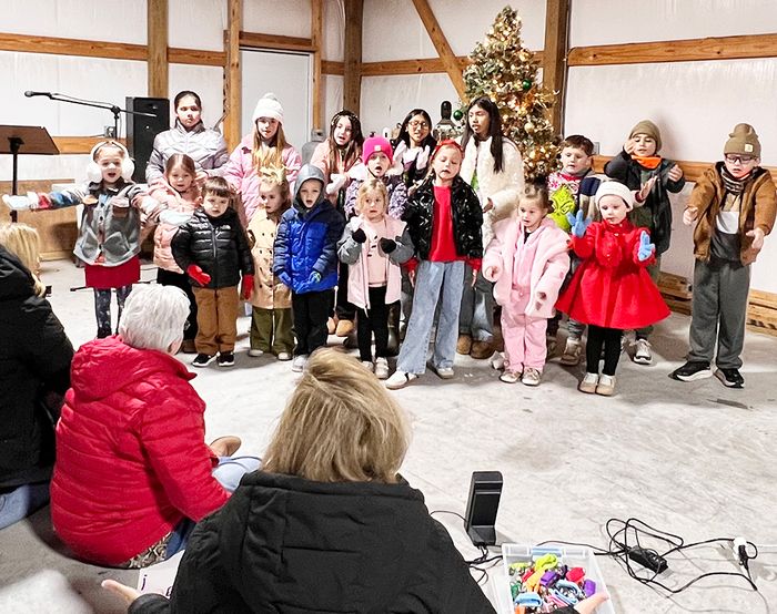 Monette holds tree lighting ceremony