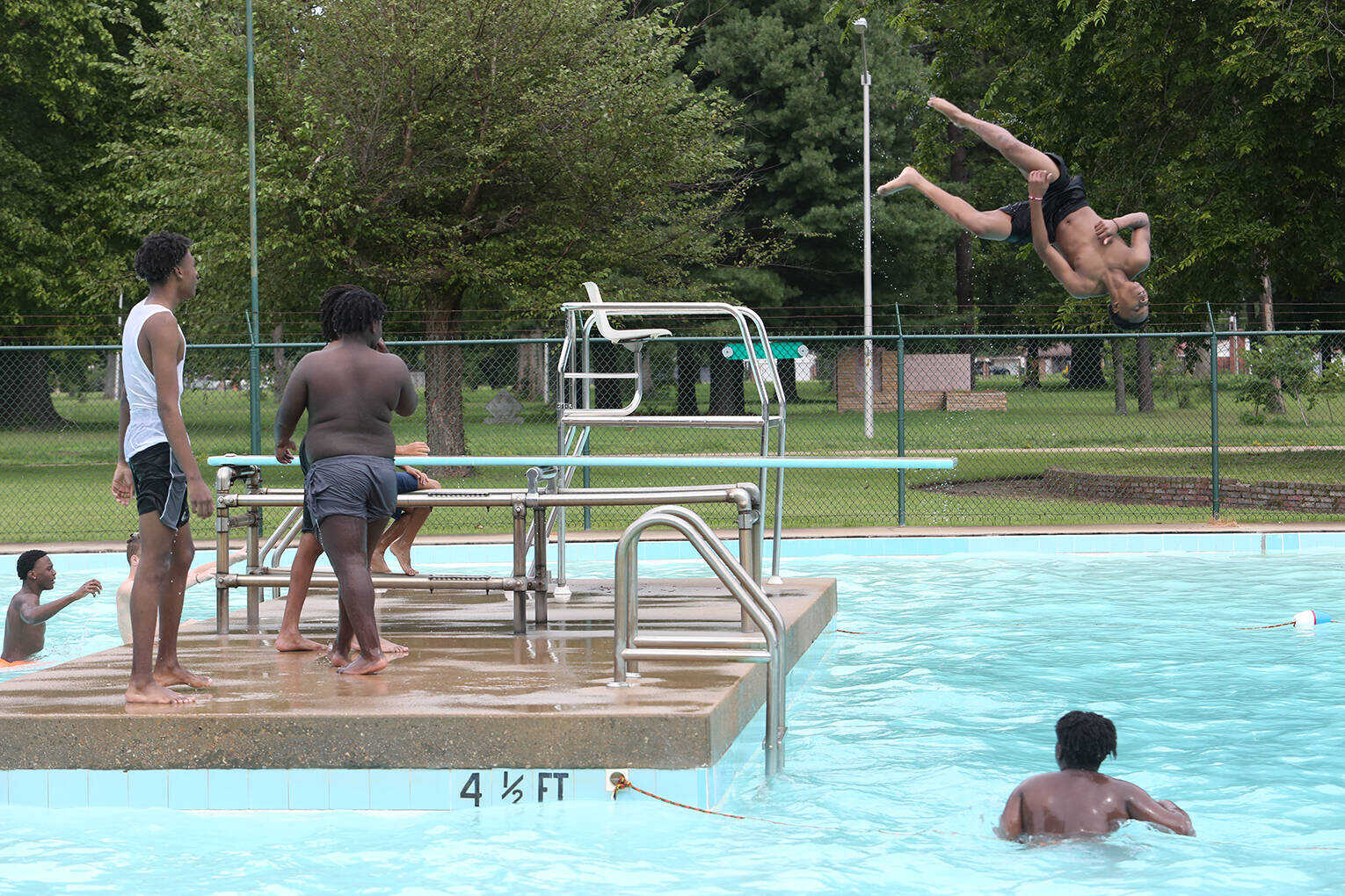 City hosts end-of-summer pool opening