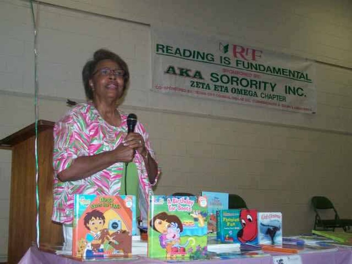 Reading is Fundamental distributes books