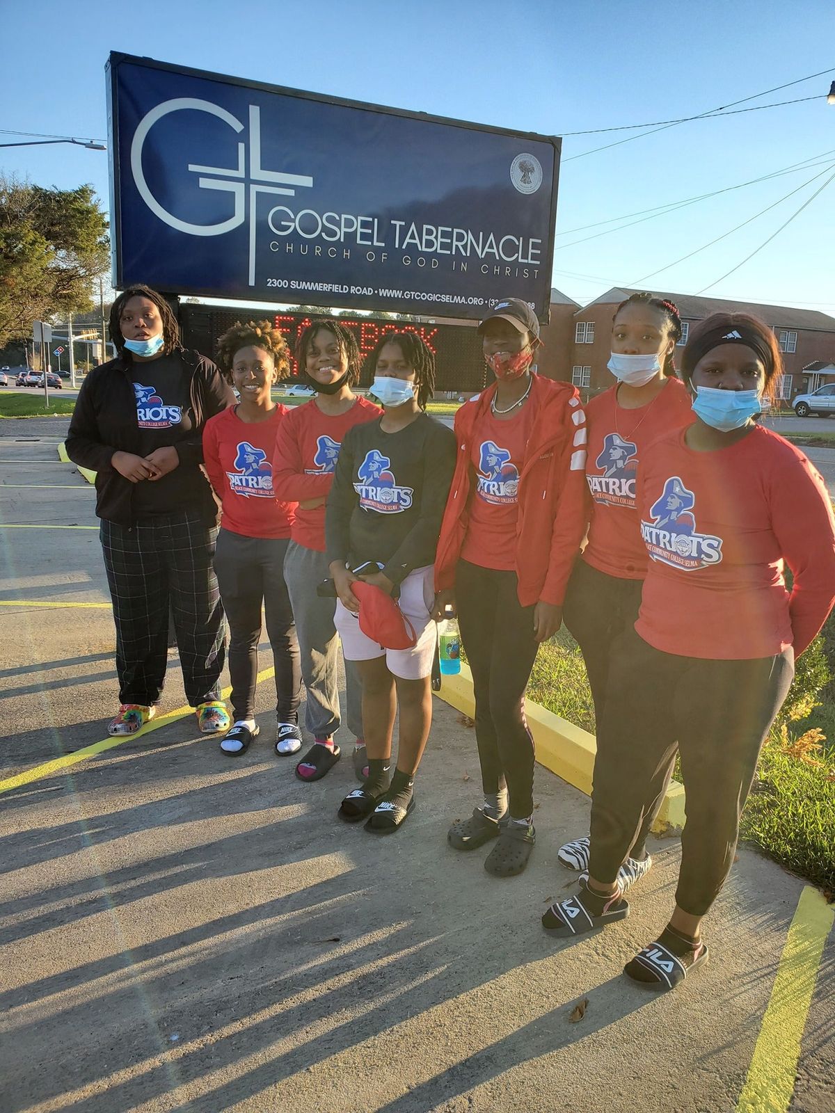 WCCS women's basketball team helps Gospel Tabernacle with food drive