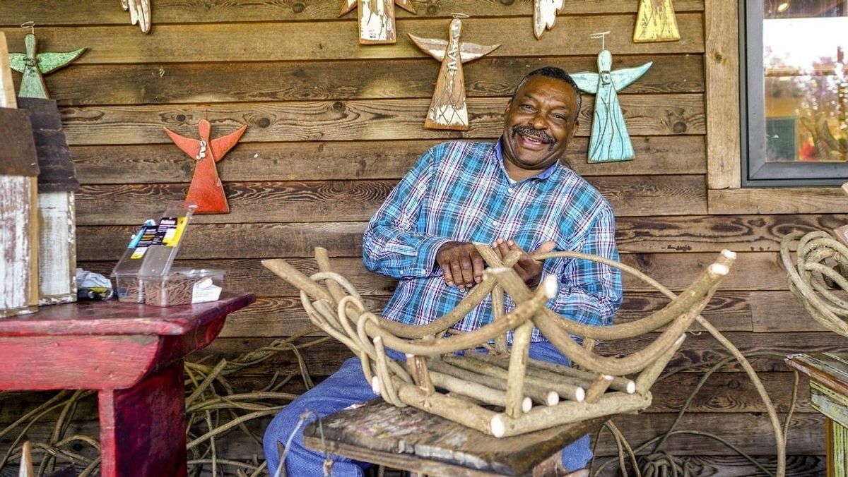 "Vine Man" to be honored at Gallery 905 reception Thursday