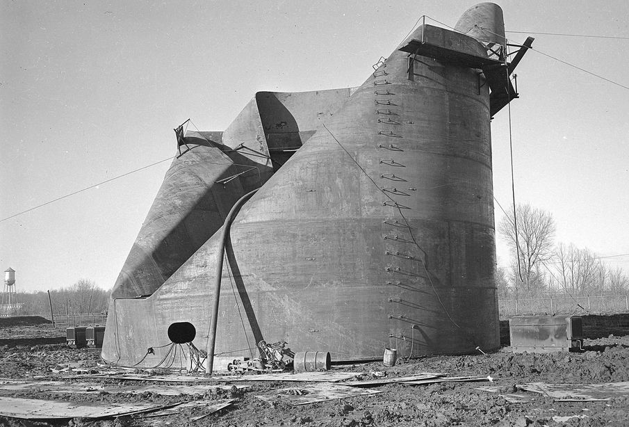 Captured on Film: Strong wind collapses massive 672,000-gallon oil tan...