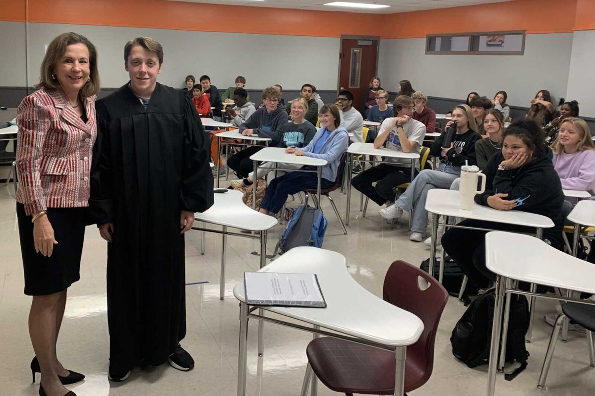 Missouri chief justice visits class at Cape Central High Sch...