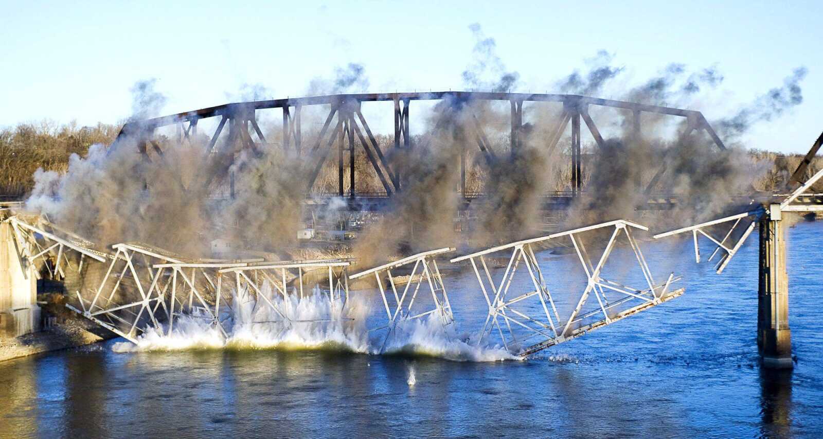 Missouri-Nebraska bridge demolished