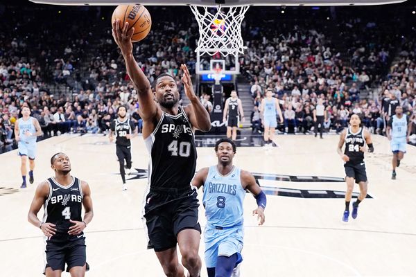 Harrison Barnes scores 31 points as San Antonio Spurs beat Memphis Gri...