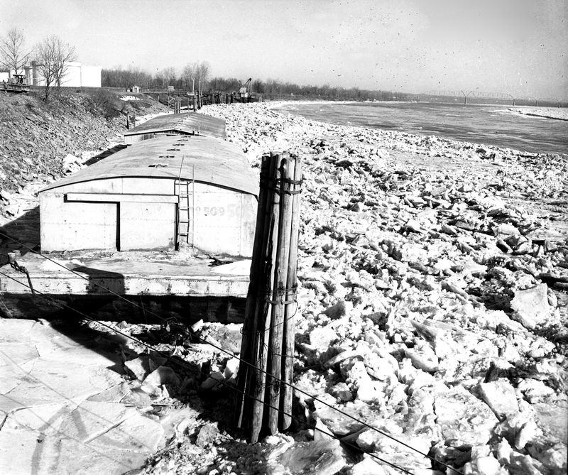 Captured on Film: Quick fall strands barges in icy Mississippi