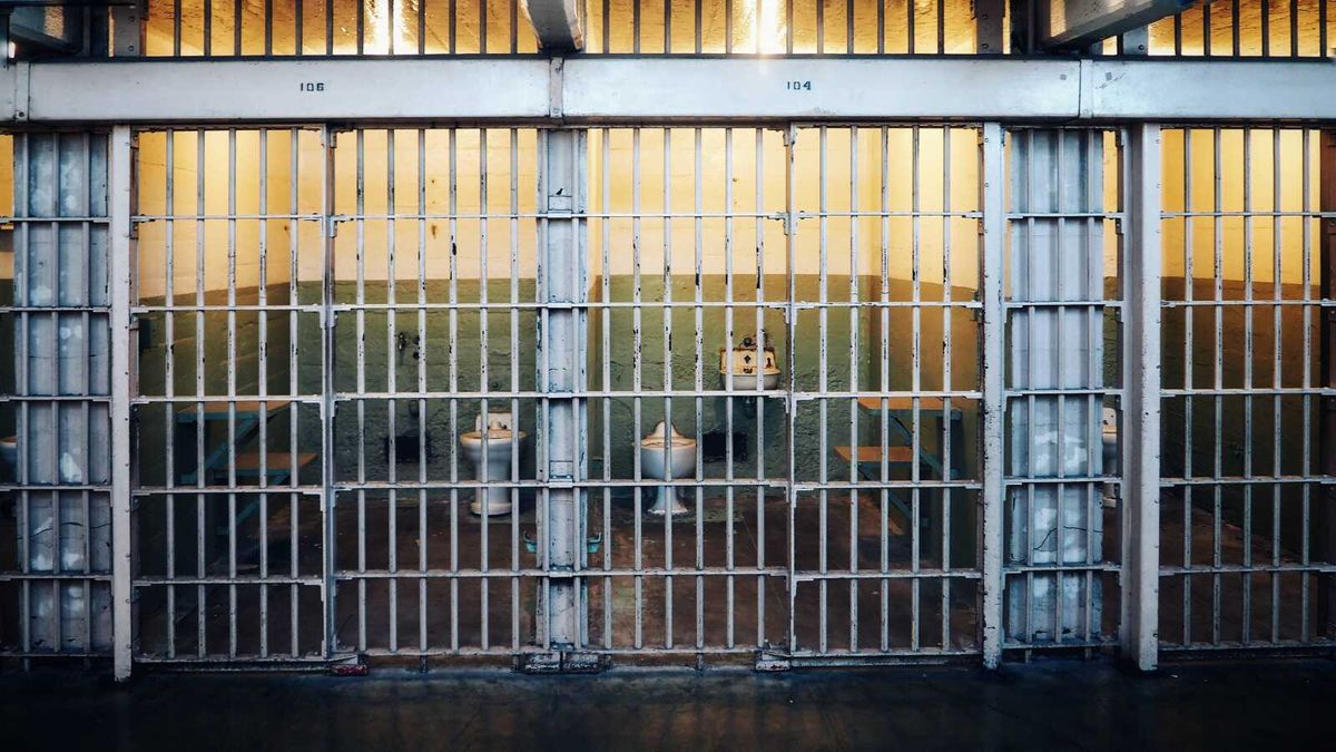 Missouri inmates remove sink, climb through wall to freedom