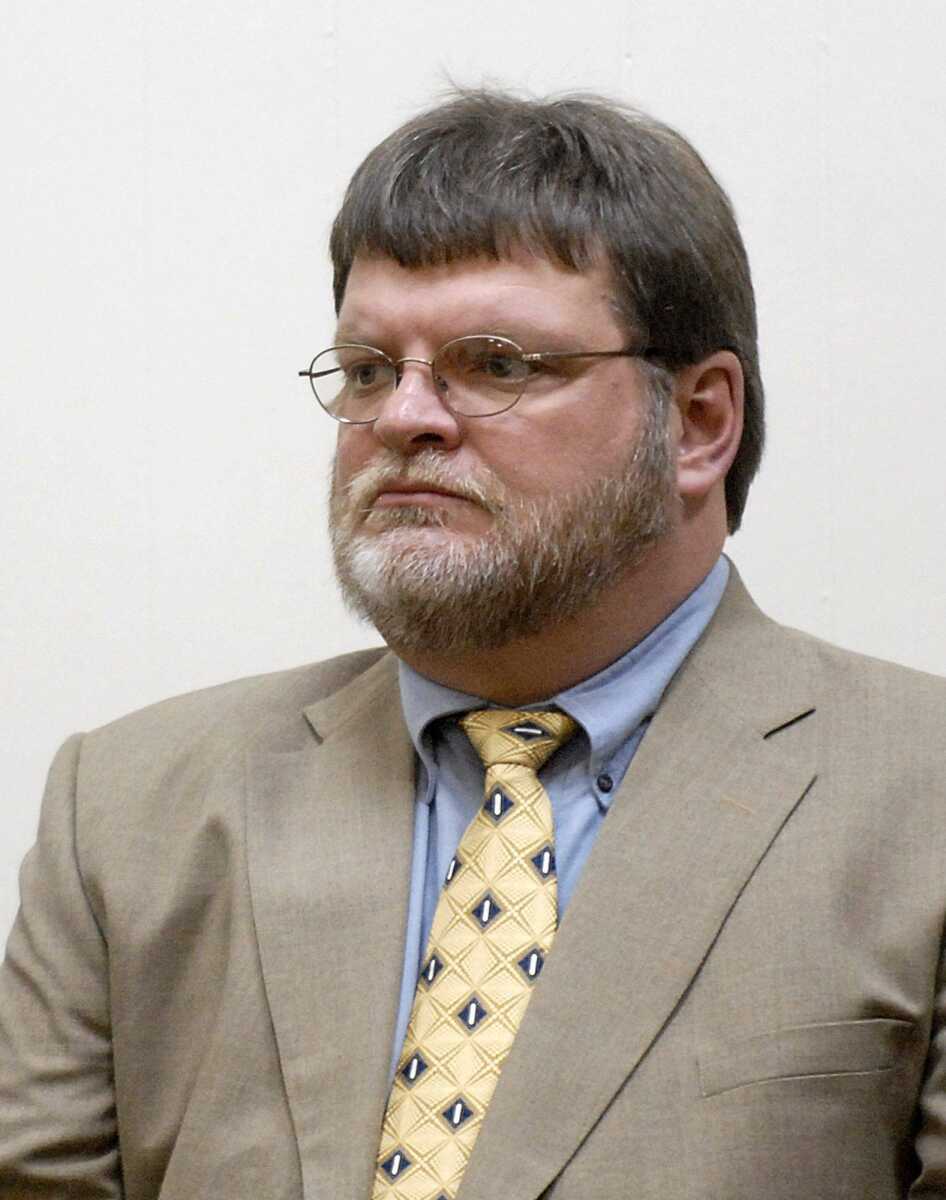 Trial of former fugitive apprehension agent to begin today