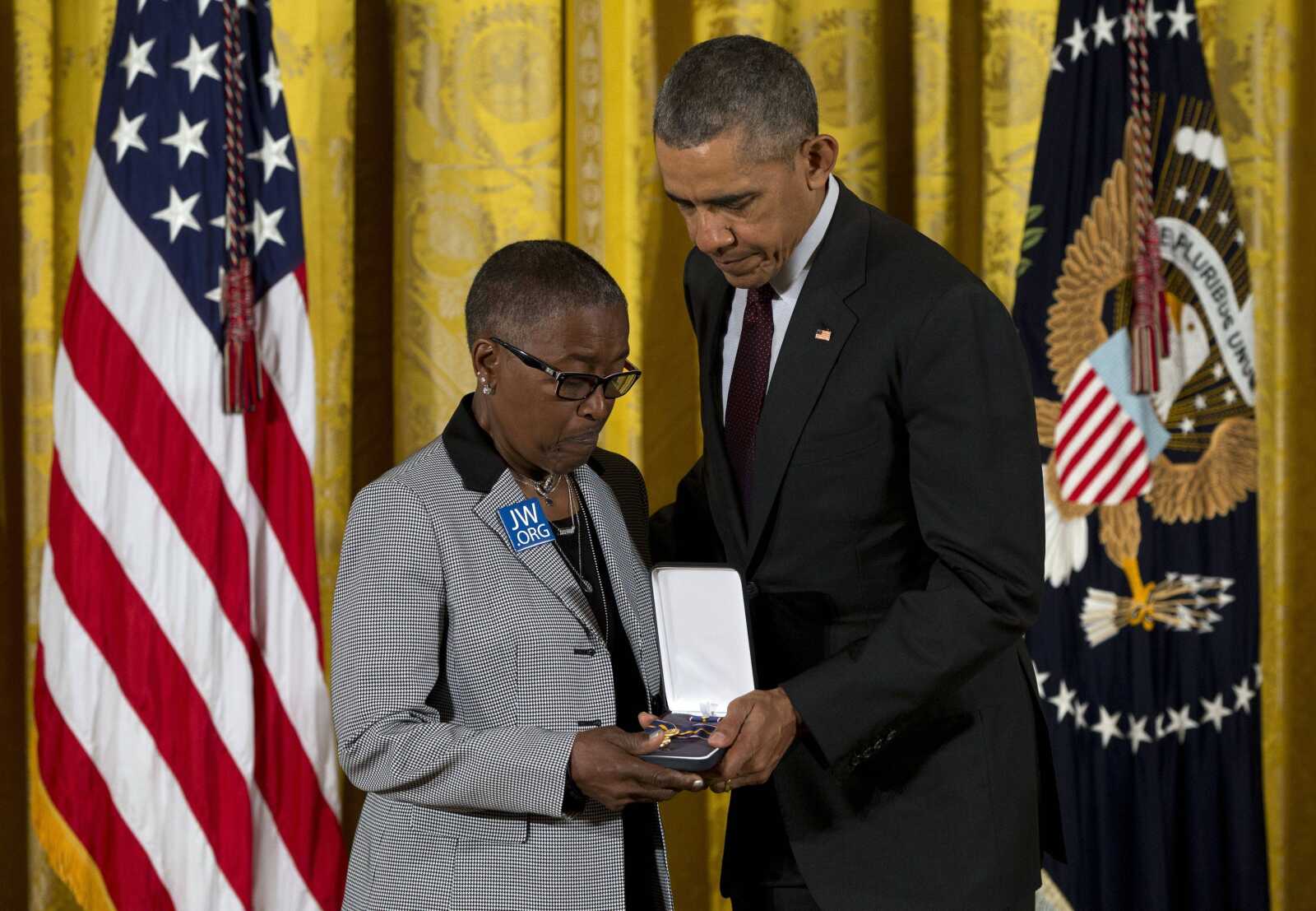 Obama gives 13 Medals of Valor to officers