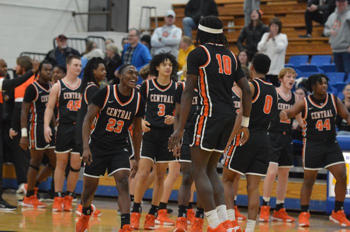 Edwards’ buzzer-beater leads Cape Central past Scott City in...