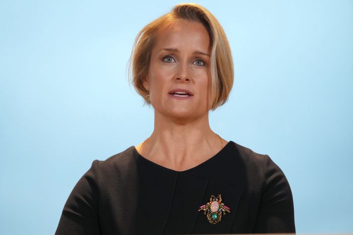 Britain’s MI6 spy chief says Putin is dragging out peace talks and wan...