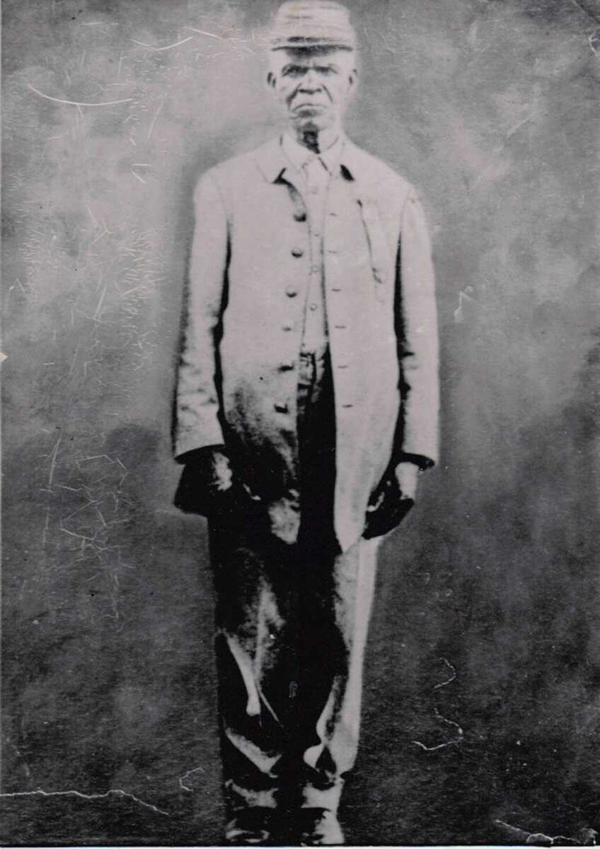 The community memory of Louis Napoleon Nelson