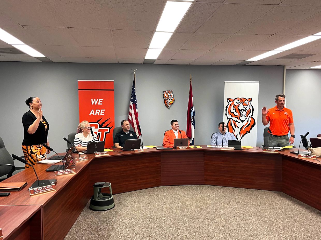 Cape Girardeau school board swears in new members, elects new officers