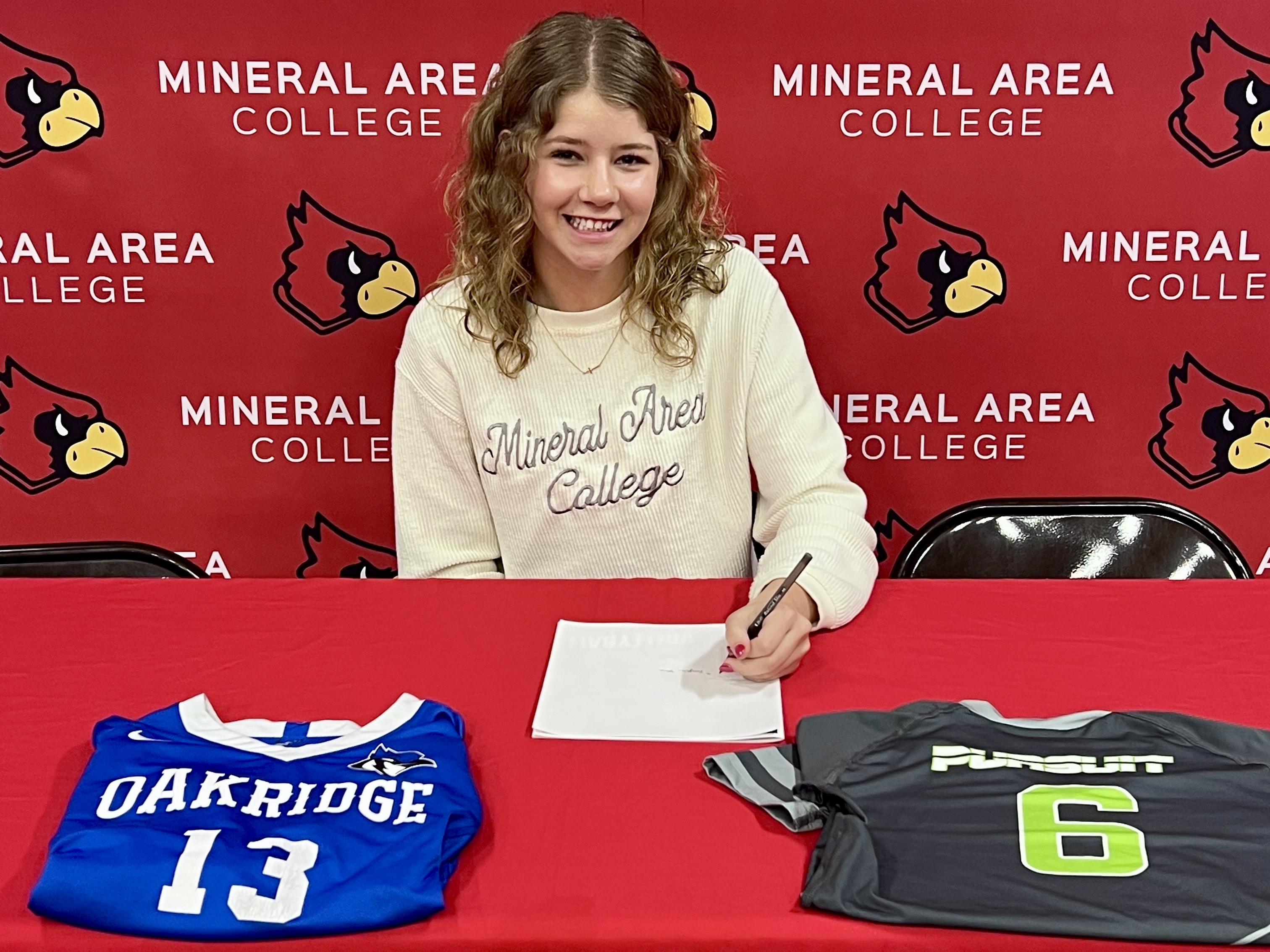 Oak Ridge star Reagan Howe shines in basketball opener, signs for coll...