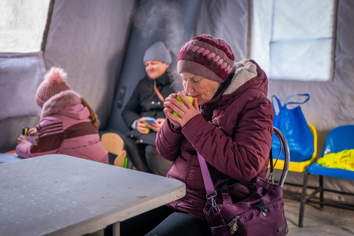 Ukrainians endure freezing temperatures at home as emergency crews rus...