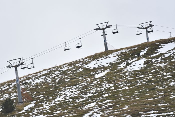 Chairlift accident leaves dozens injured at Spanish ski resort in the ...