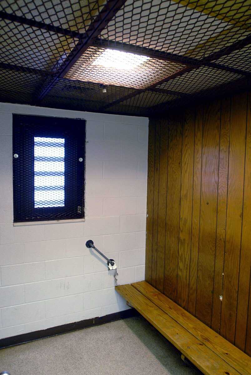 Cape man dies in police holding cell